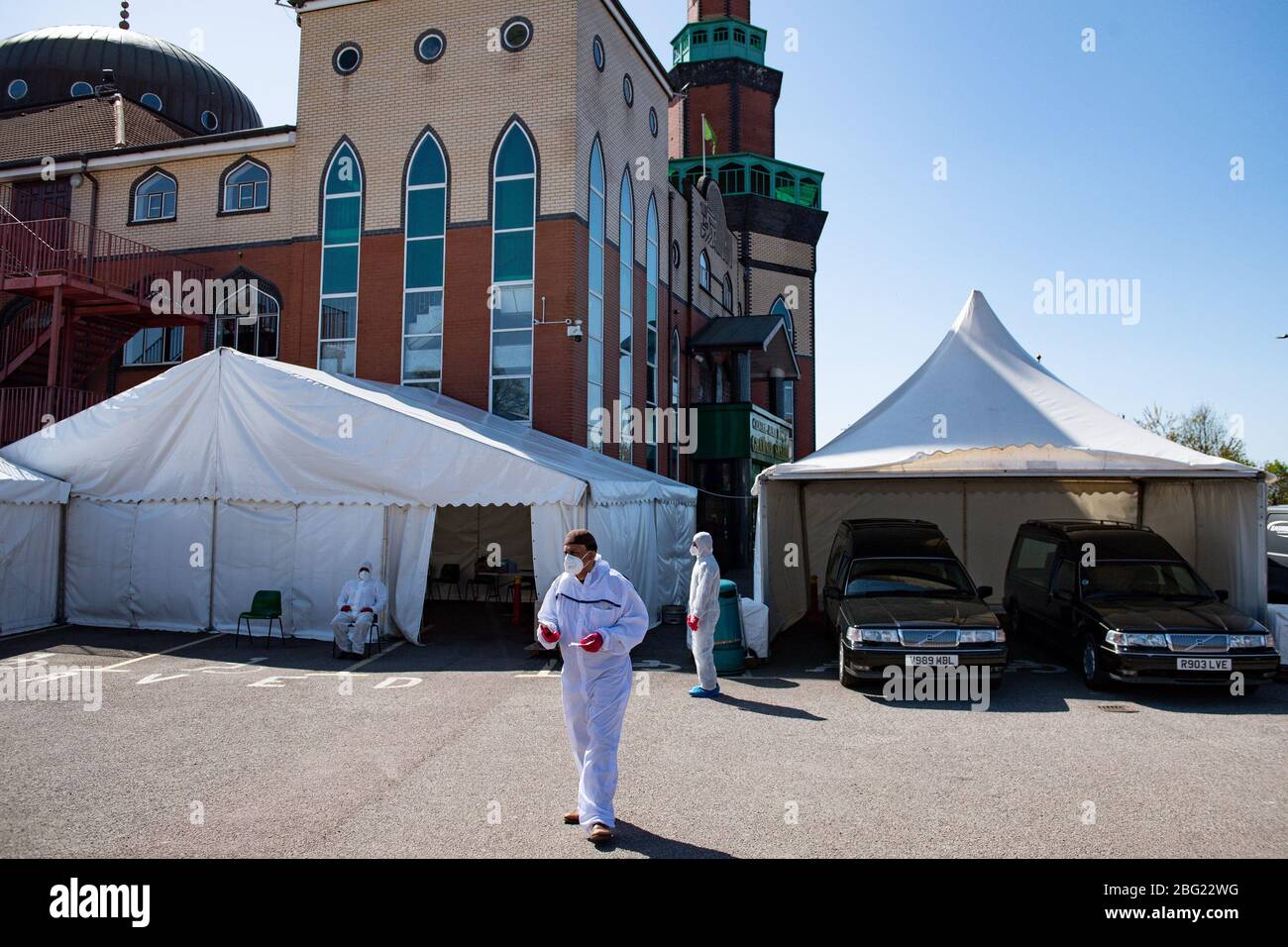 Volunteers at central jamia mosque ghamkol sharif in birmingham hi-res ...