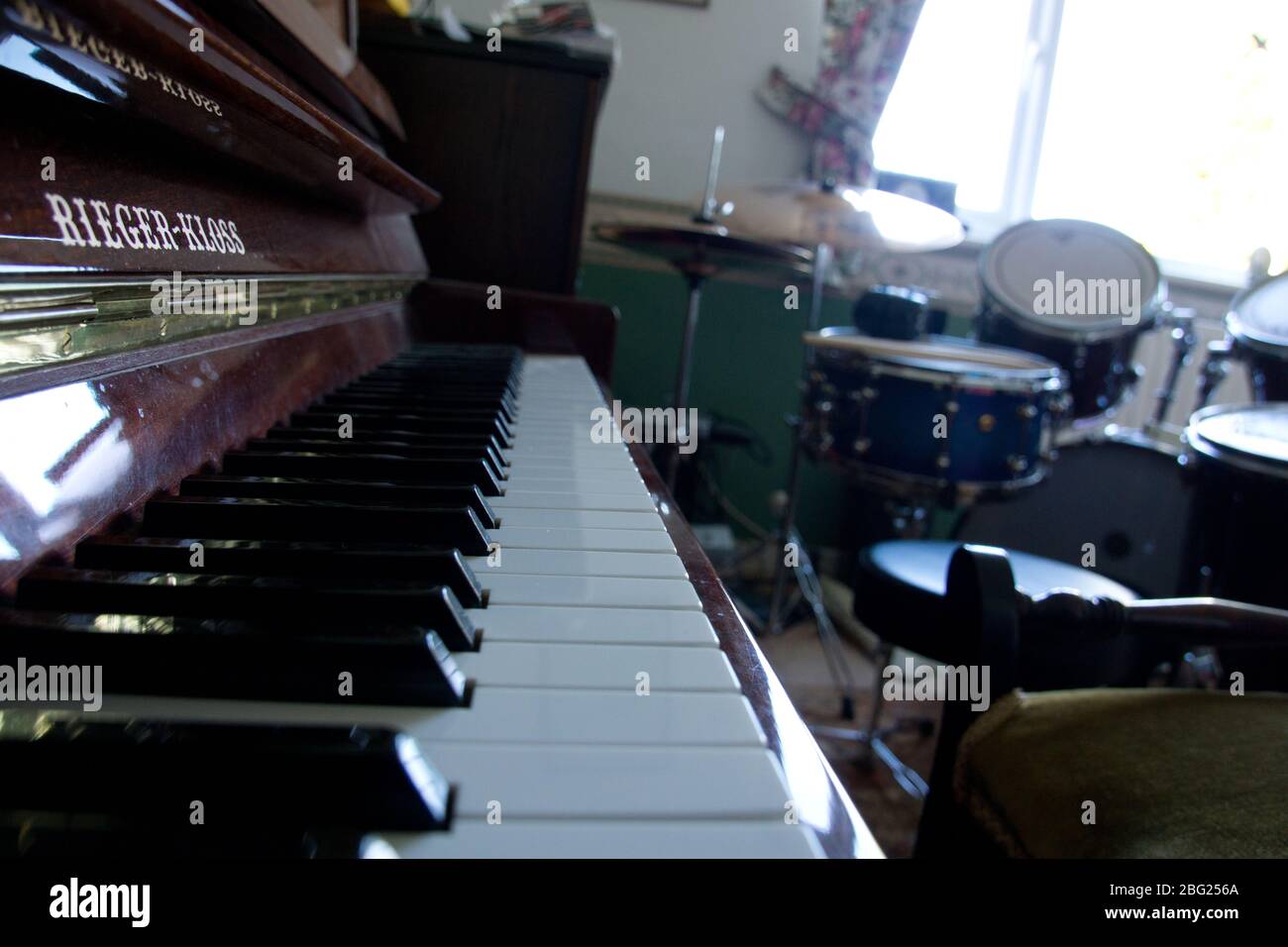 Piano and drums hi-res stock photography and images - Alamy