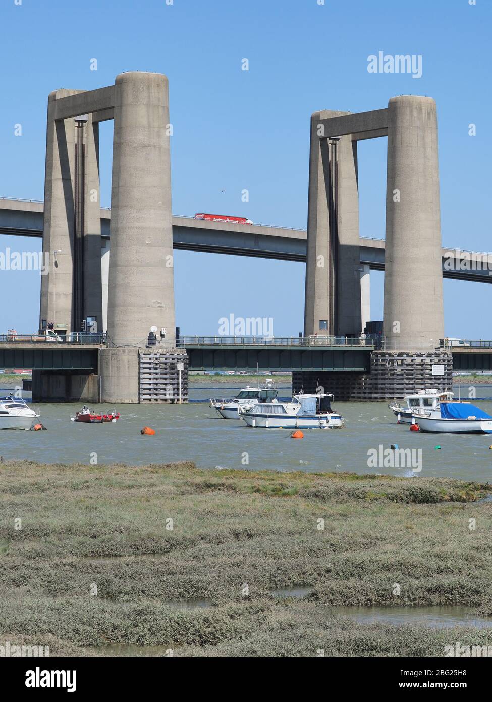 Distinctive lifting bridge hi-res stock photography and images - Alamy