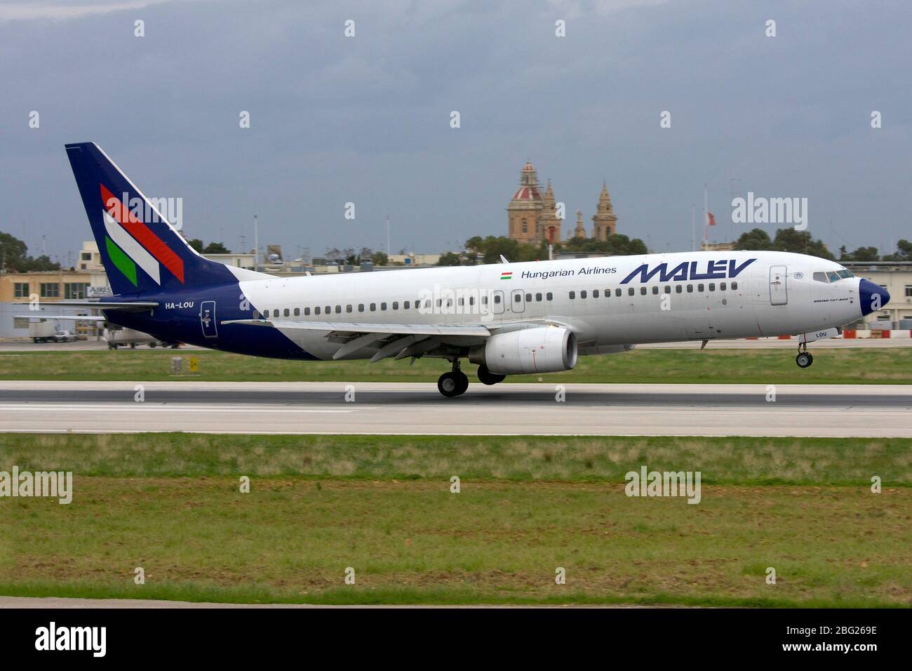 Malev - Hungarian Airlines Boeing 737-8Q8 (HA-LOU) about to touch down ...