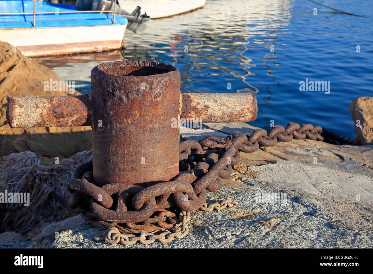 Large chain at harbourside Stock Photo - Alamy