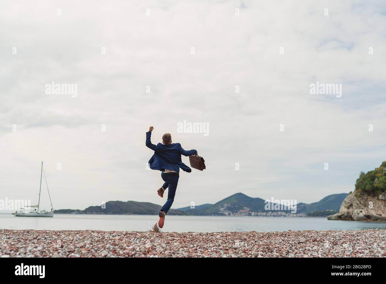 Man briefcase beach back view hi-res stock photography and images - Alamy