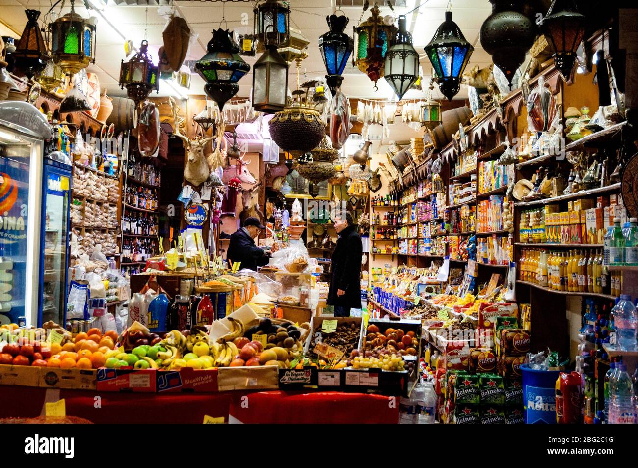 Grocery store shelves stocked hi-res stock photography and images - Alamy