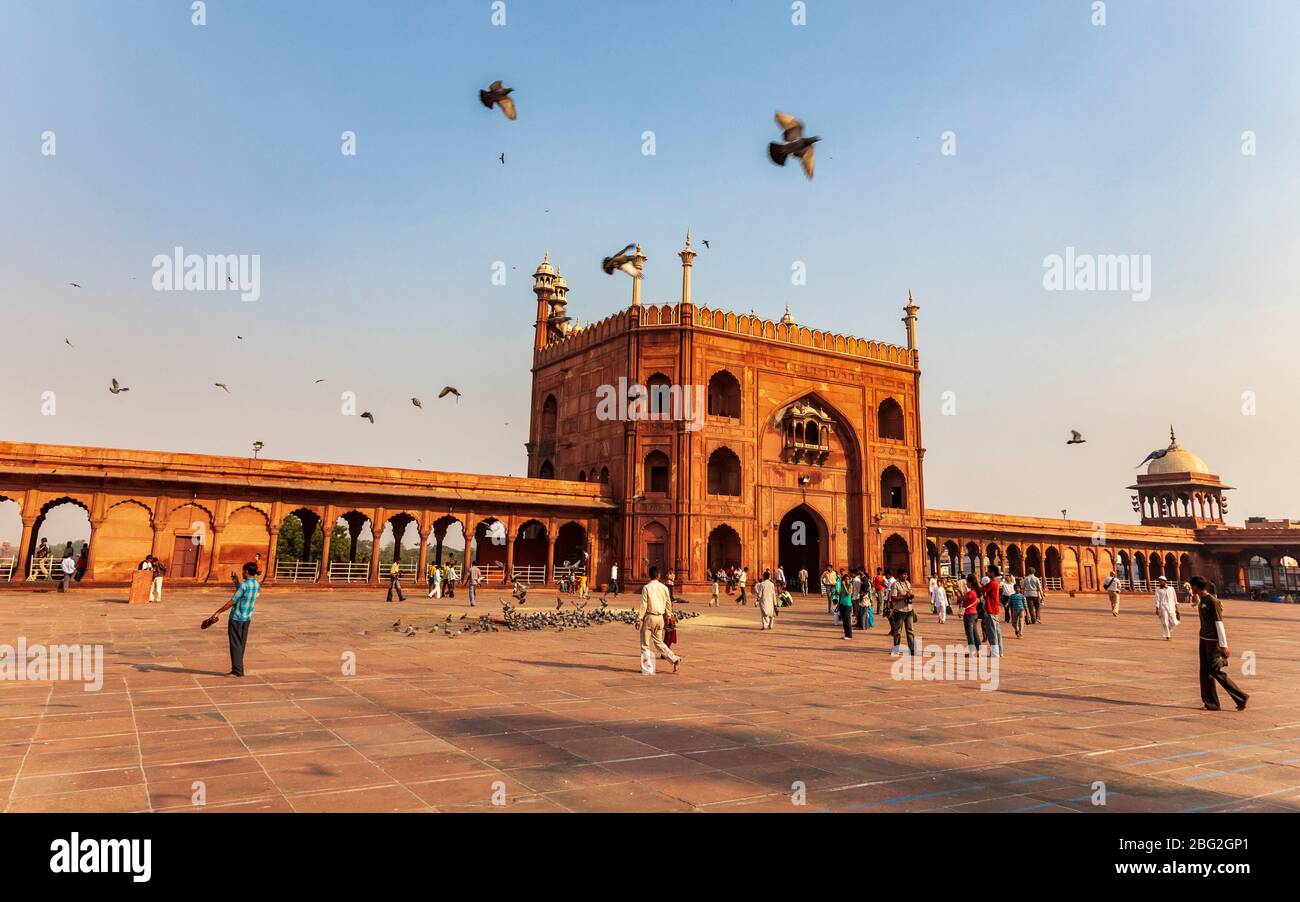 The courtyard of Jama Masjid red sandstone Mosque in Delhi, India Stock ...