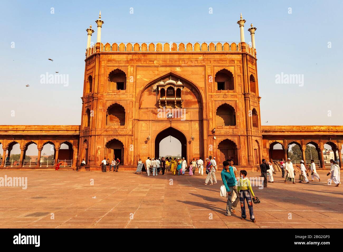 The courtyard of Jama Masjid red sandstone Mosque in Delhi, India Stock ...