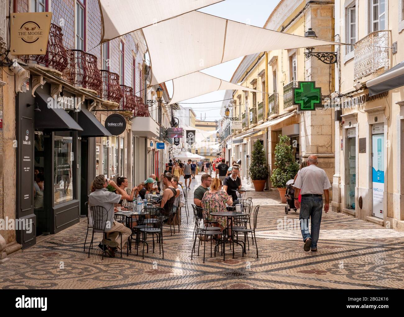 Faro pedestrianised shopping street hi-res stock photography and images ...