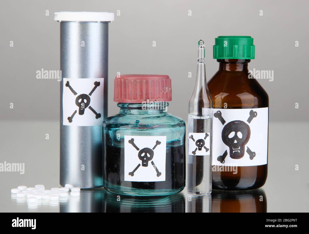 Bottle poison skull fear toxic dangerous hi-res stock photography and ...