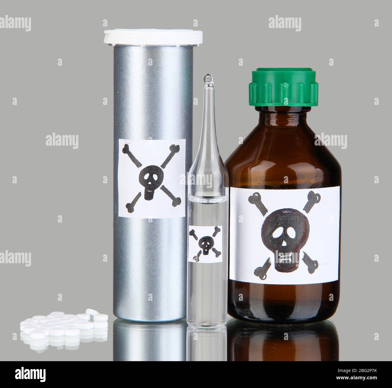 Bottle poison skull fear toxic dangerous hi-res stock photography and ...