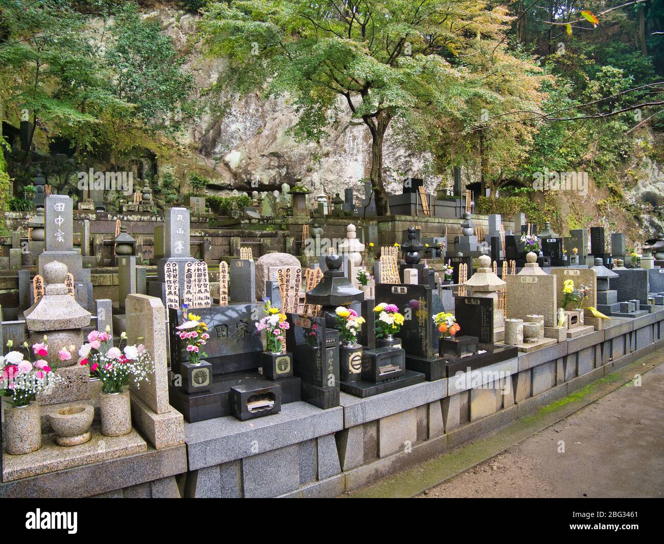 Japanese cemetery graveyard temple hi-res stock photography and images ...