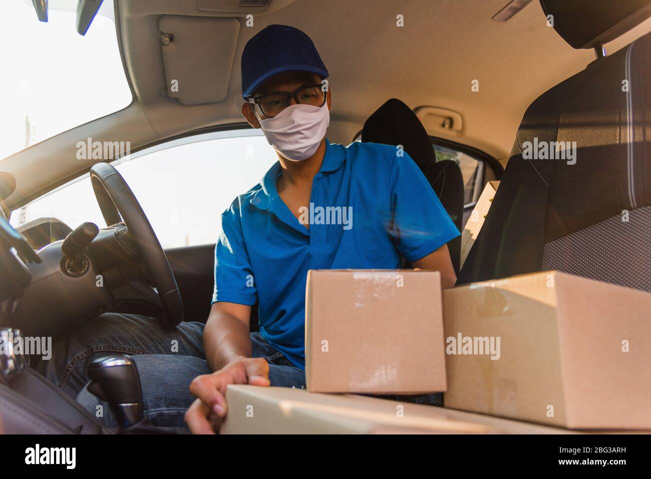 Delivery driver in blue uniform hi-res stock photography and images - Alamy