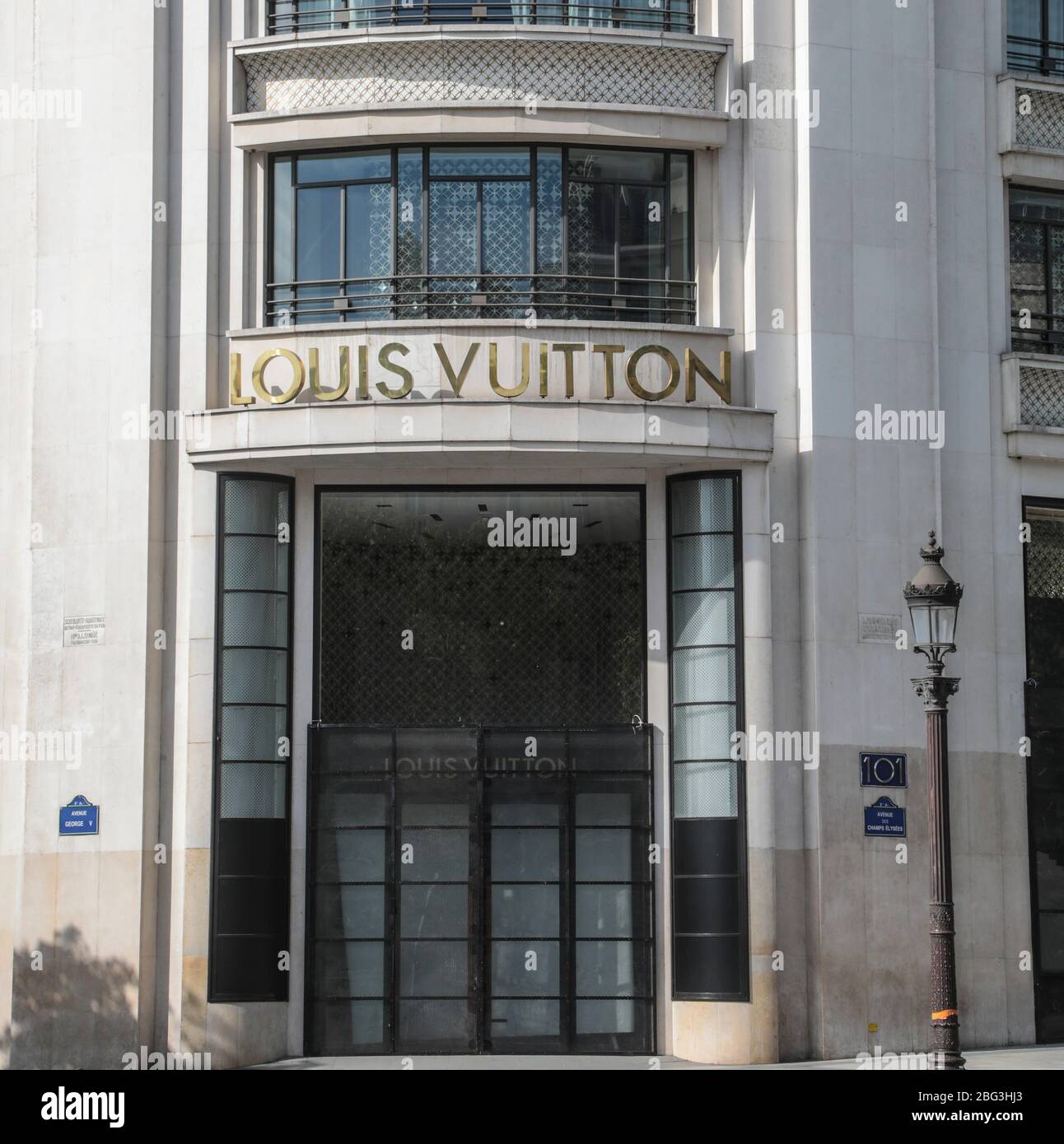 LOUIS VUITTON FLAGSHIP STORE PARIS TEMPORARILY CLOSED Stock Photo - Alamy