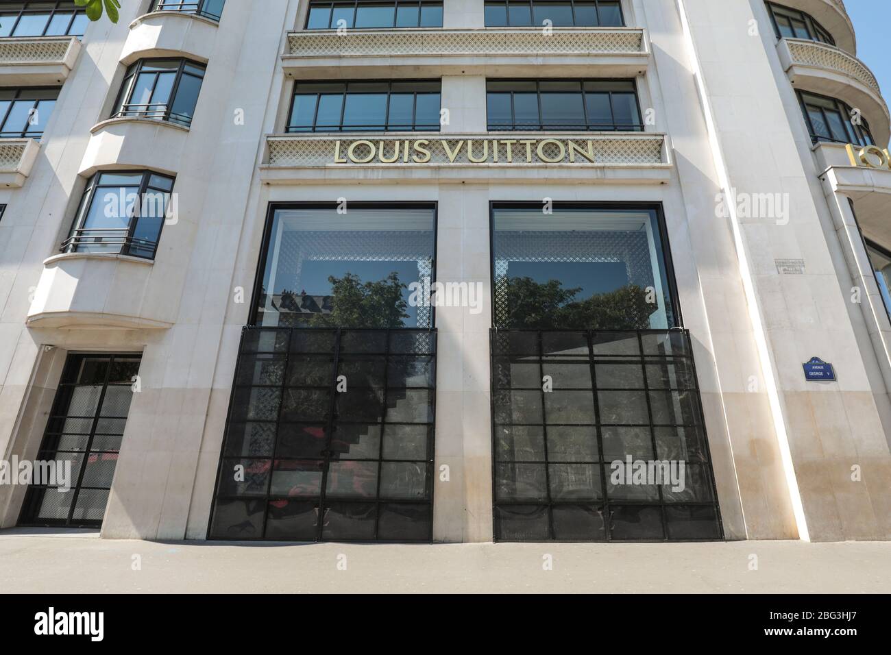 Paris flagship store hi-res stock photography and images - Alamy