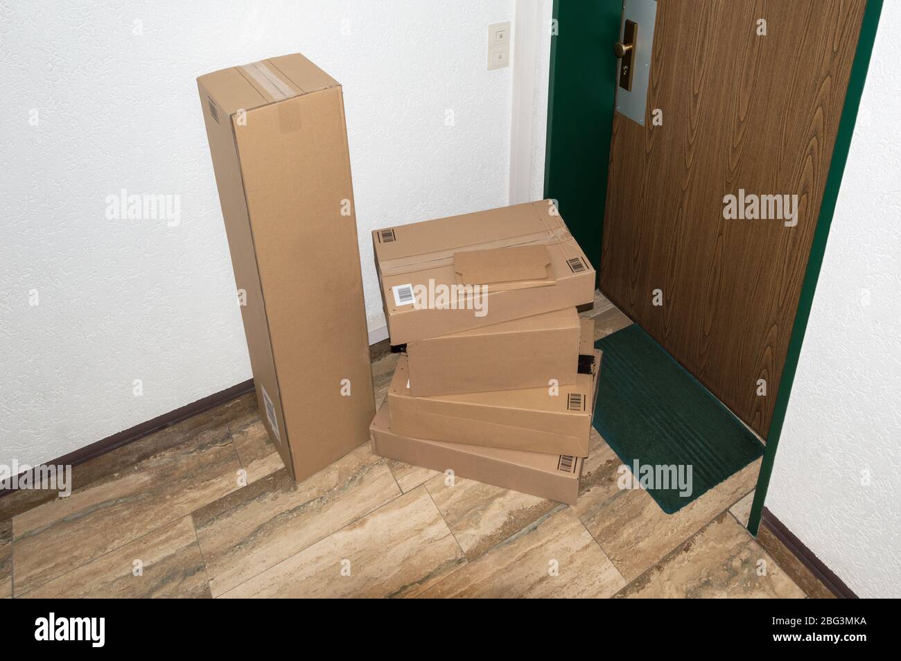 Package door hi-res stock photography and images - Alamy