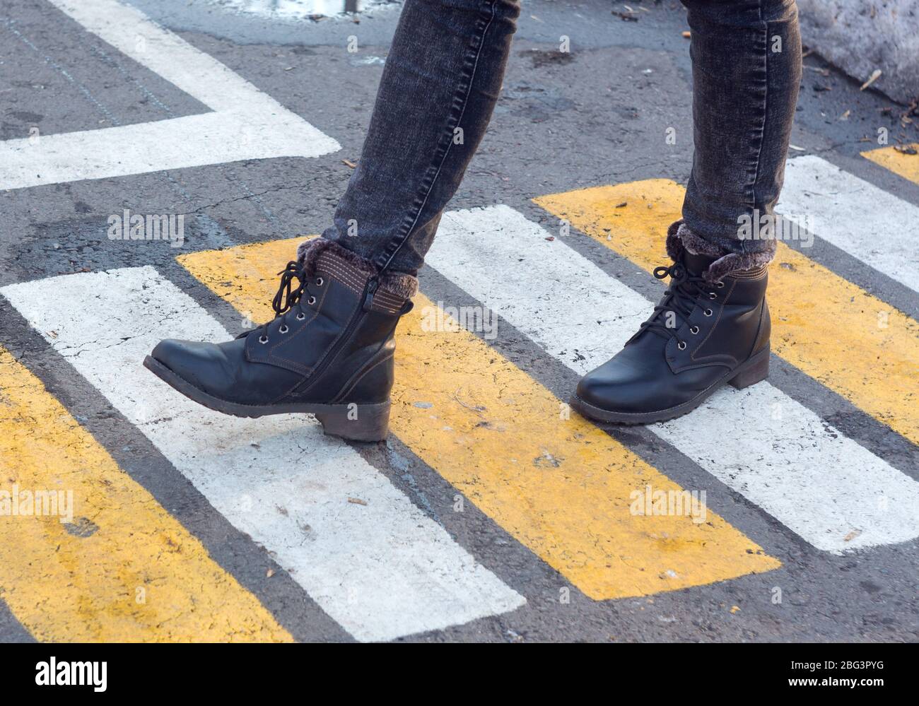 Woman crossing legs close up hi-res stock photography and images - Alamy