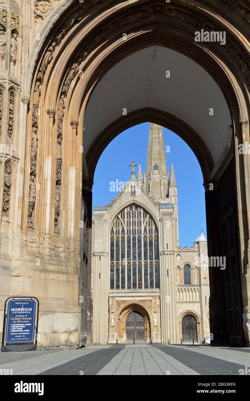 West entrance door to norwich cathedral hi-res stock photography and ...