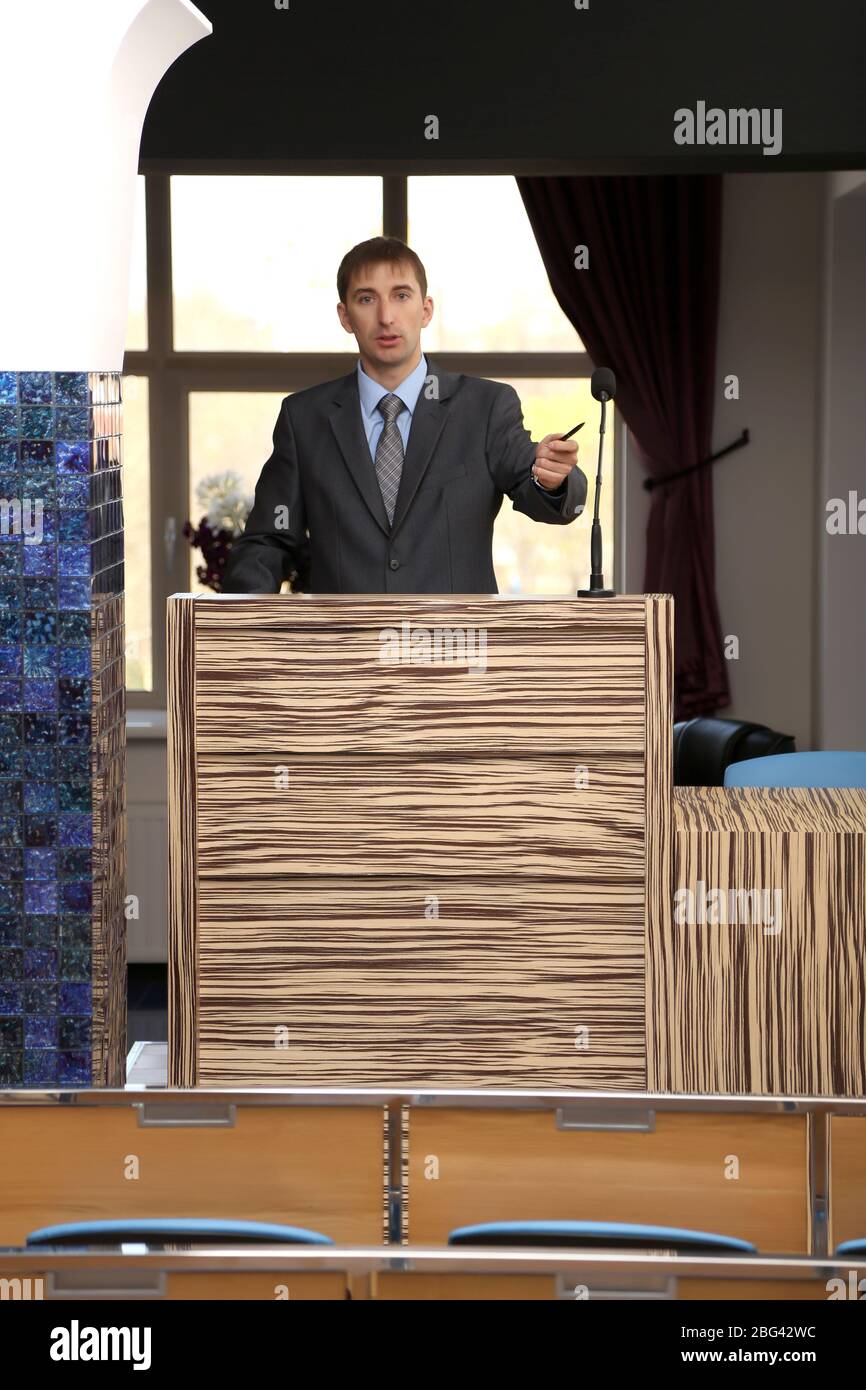 Man making speech at podium hi-res stock photography and images - Alamy
