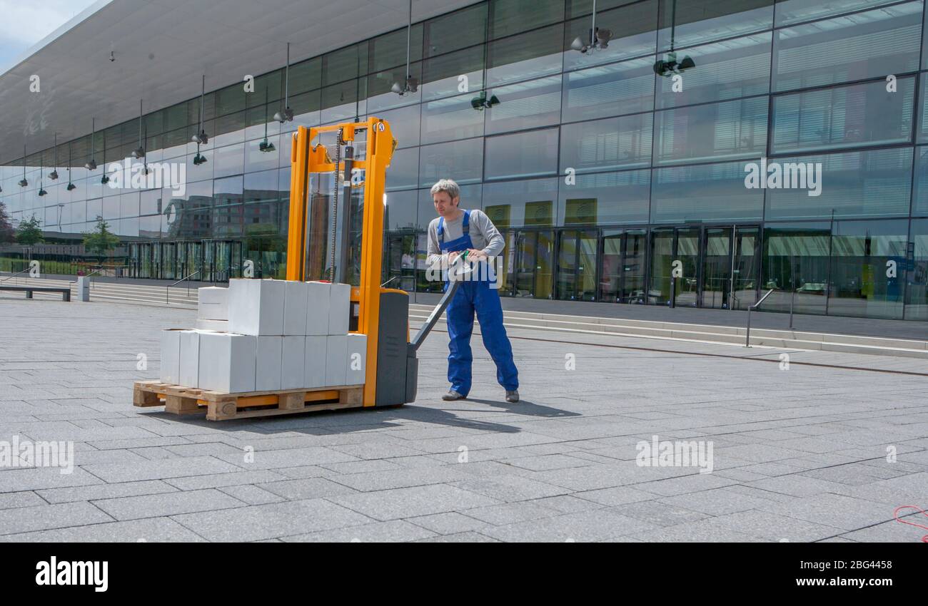 Forklift pallet hi-res stock photography and images - Alamy