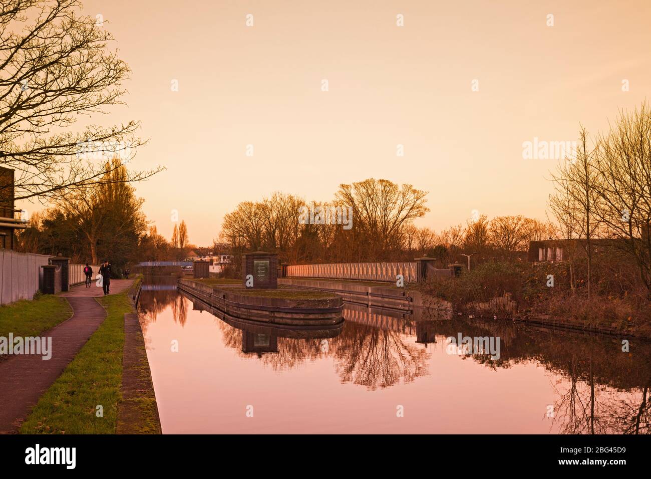 Grand Union Canal with Aqueduct across the North Circular Road (A406 ...