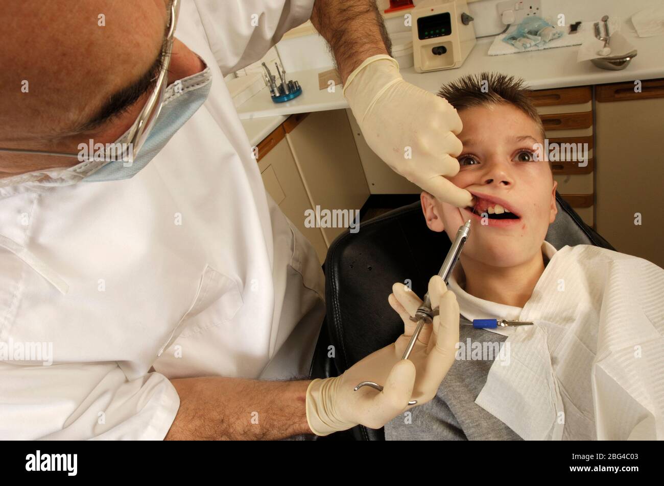 Injection of local anaesthetic hi-res stock photography and images - Alamy
