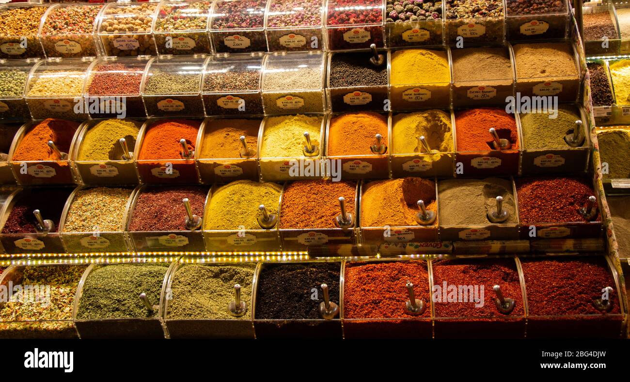 Oriental colorful spices in a traditional Turkish Spice Bazaar Stock ...