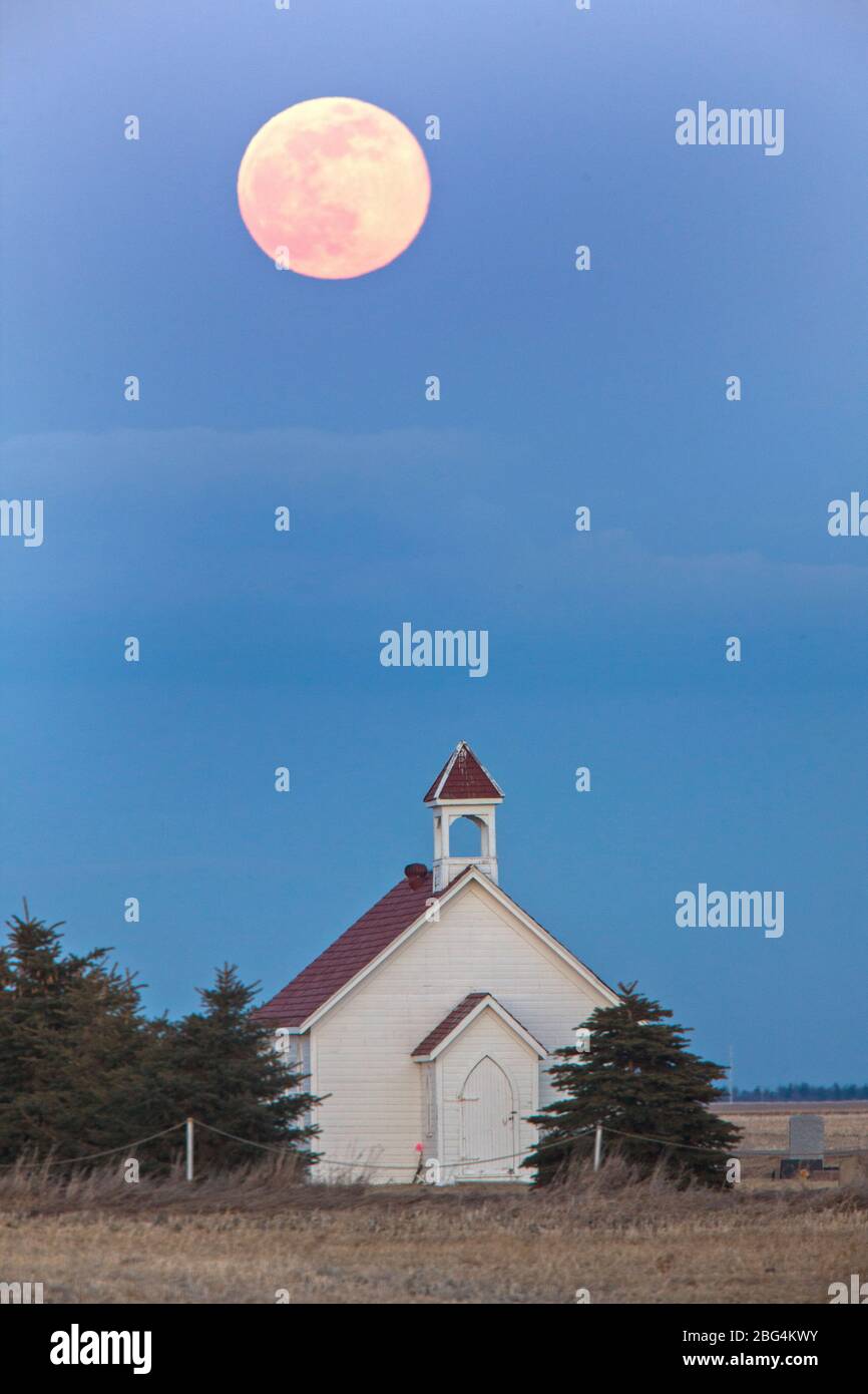 Saskatchewan country church hi-res stock photography and images - Alamy