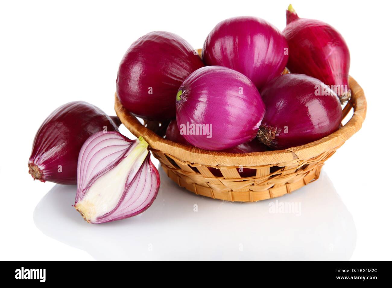 Purple onion in wicker basket isolated on white Stock Photo - Alamy