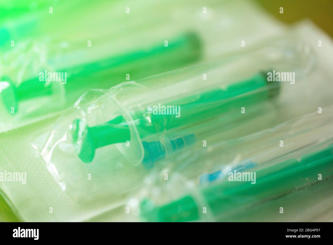 Empty syringes hi-res stock photography and images - Alamy