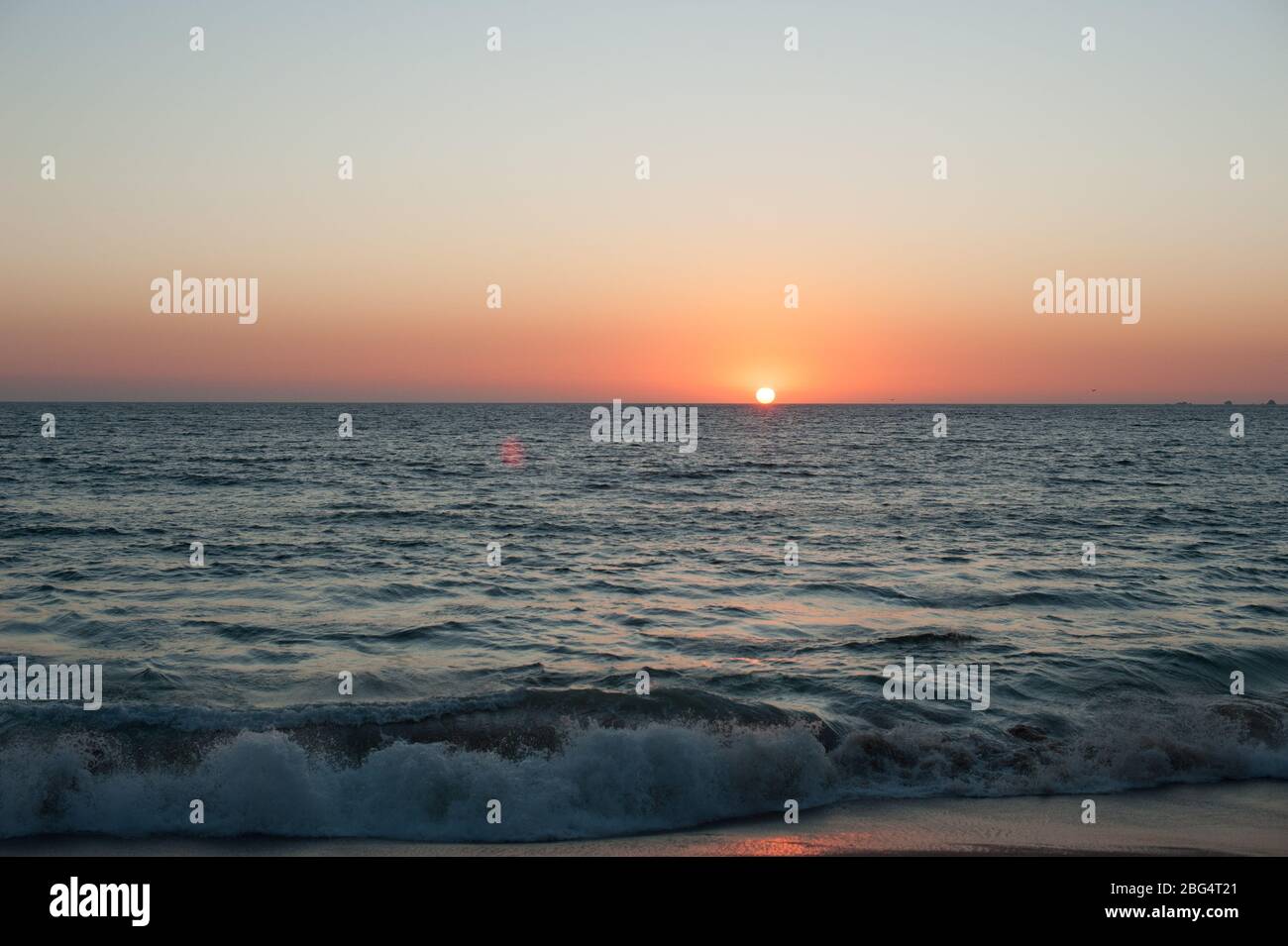 Sun setting over tide hi-res stock photography and images - Alamy