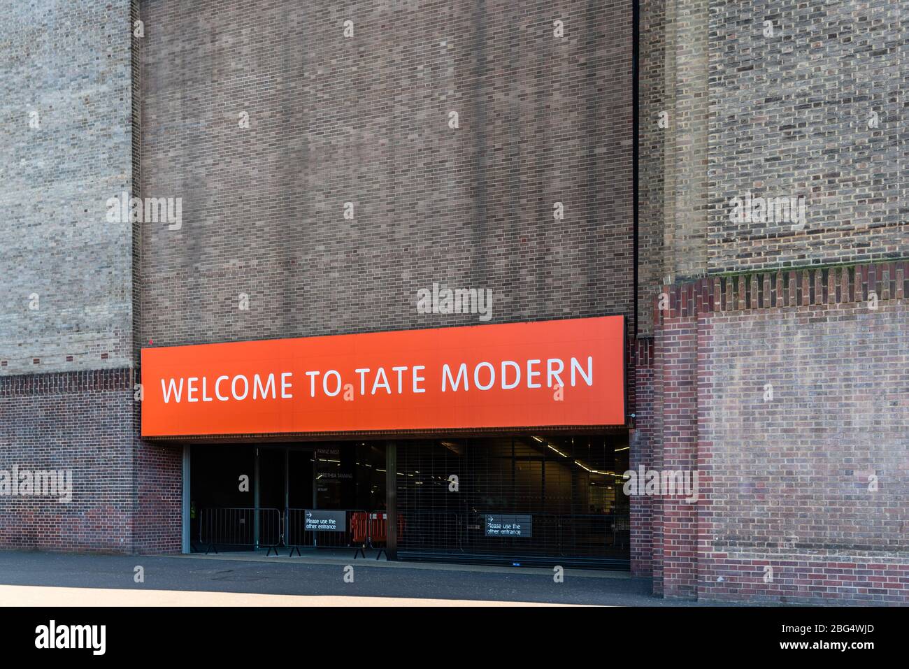 Tate modern entrance hi-res stock photography and images - Alamy