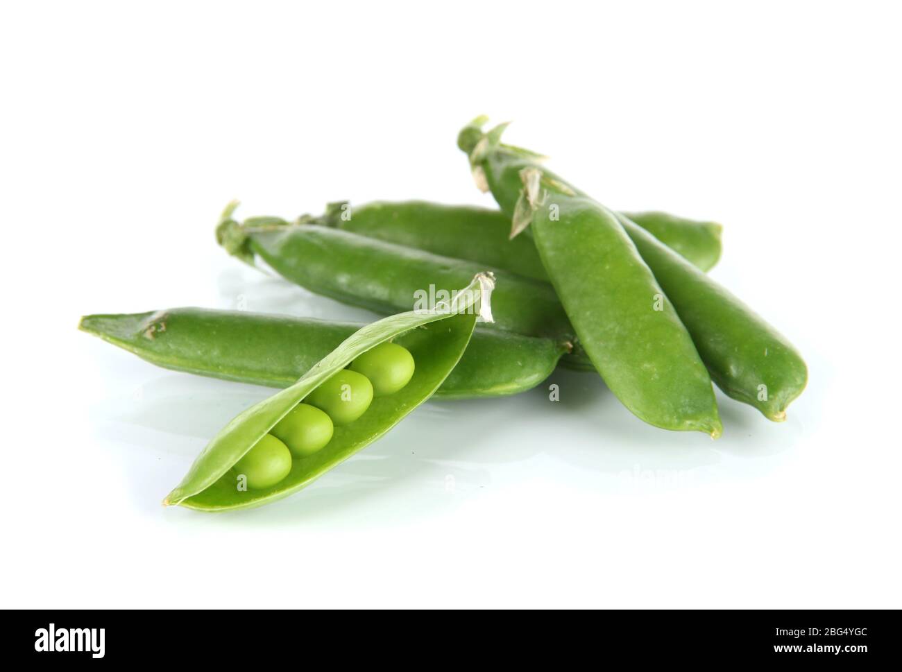 Green peas isolated on white Stock Photo - Alamy