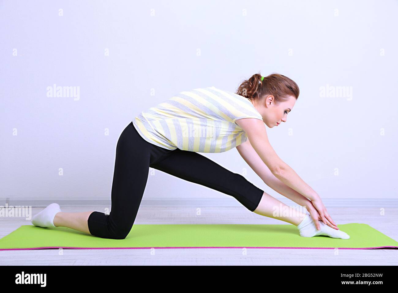 Portrait of beautiful young woman exercises Stock Photo - Alamy