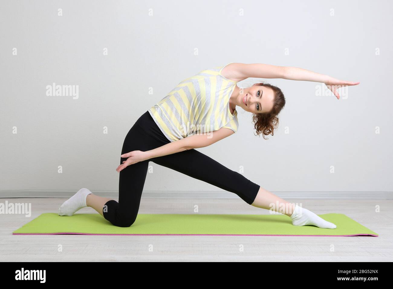 Portrait of beautiful young woman exercises Stock Photo - Alamy