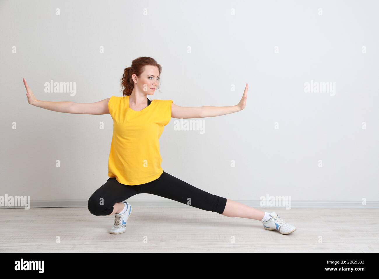 Portrait of beautiful young woman exercises Stock Photo - Alamy