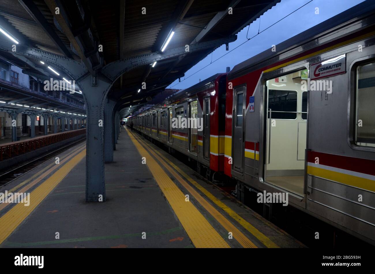 Empty train platform architecture hi-res stock photography and images ...