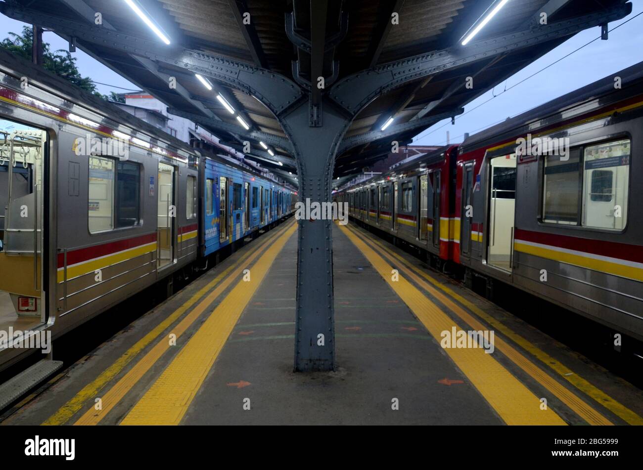 Empty train platform architecture hi-res stock photography and images ...