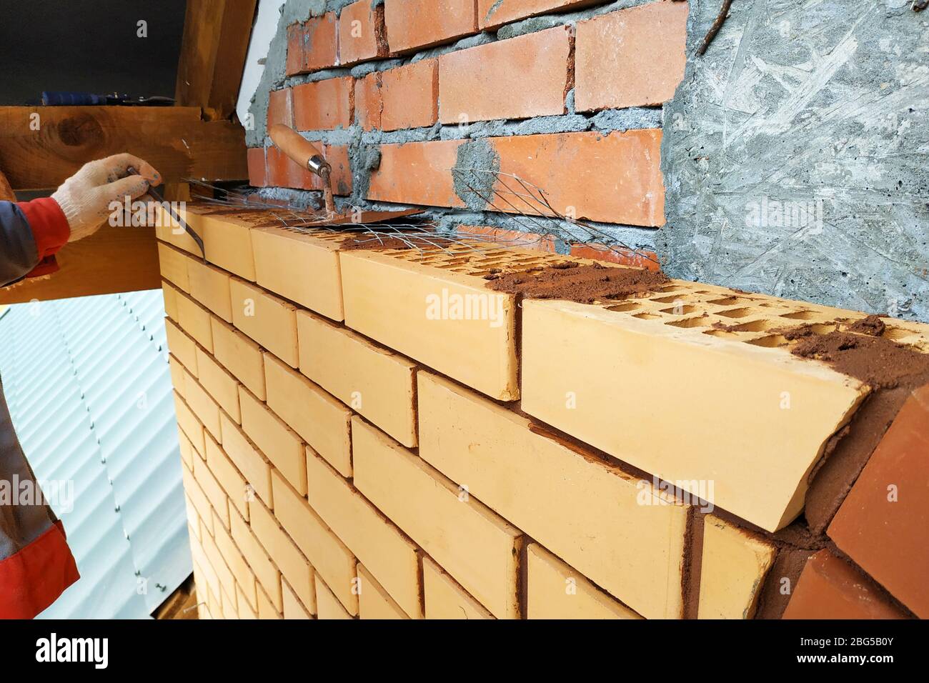 Mason builds wall building hi-res stock photography and images - Alamy