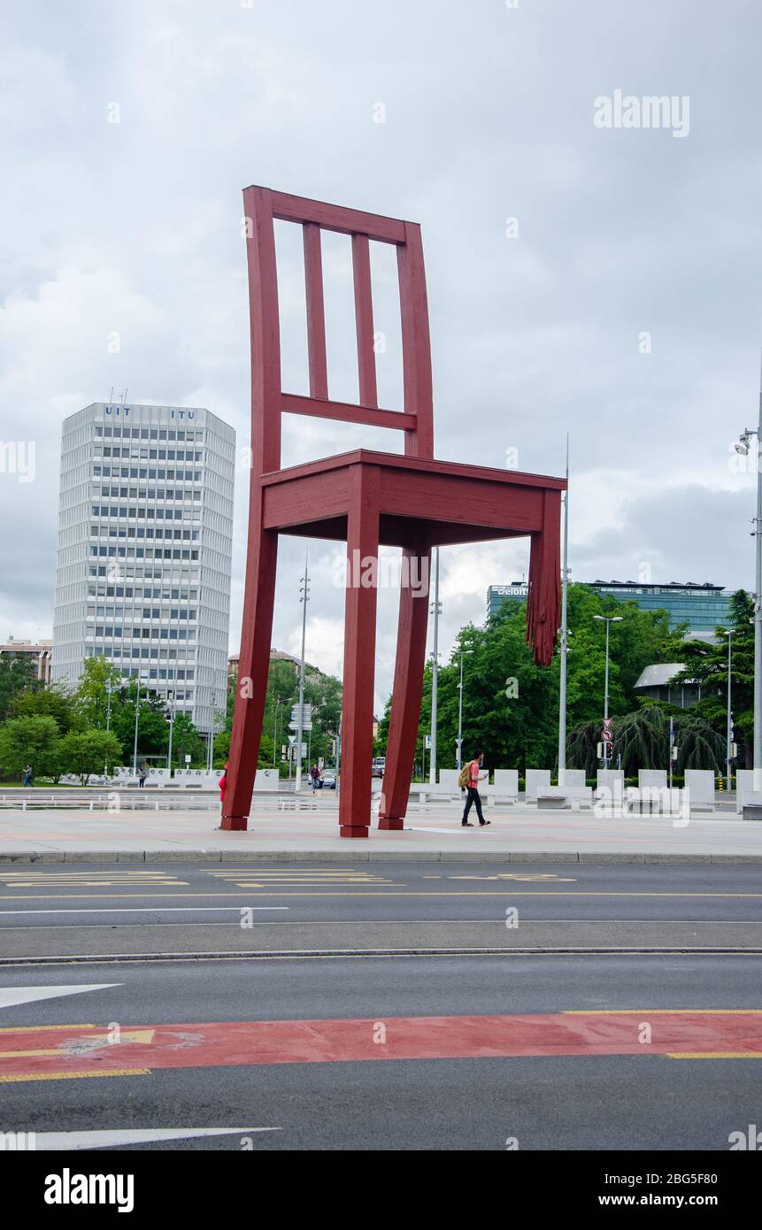 Broken office chair hi-res stock photography and images - Alamy