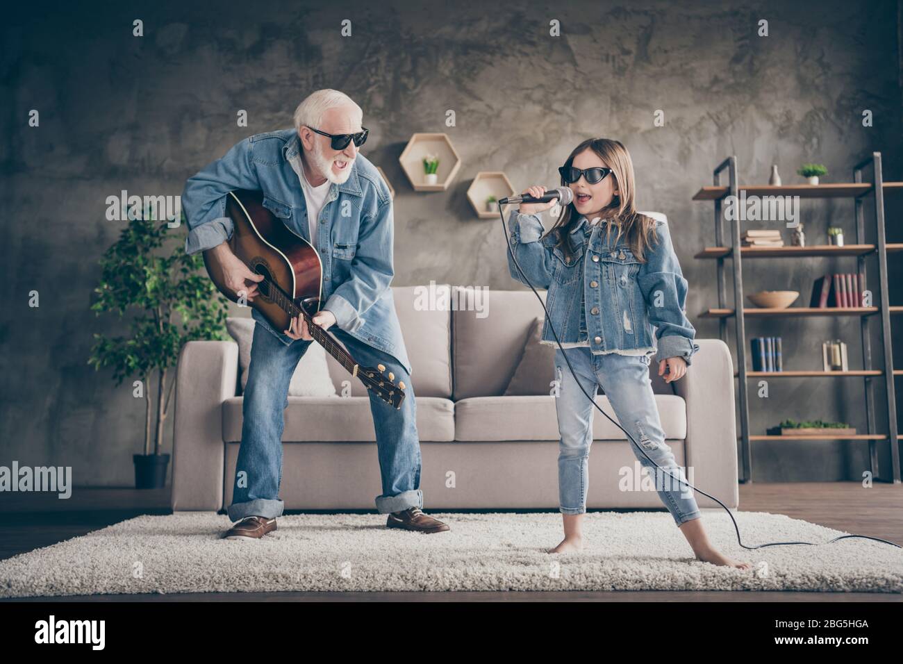 Star singer singing small hi-res stock photography and images - Alamy