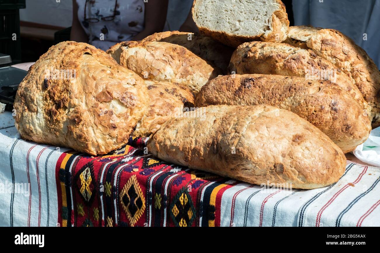 romanian traditional bread at the market stall Stock Photo - Alamy