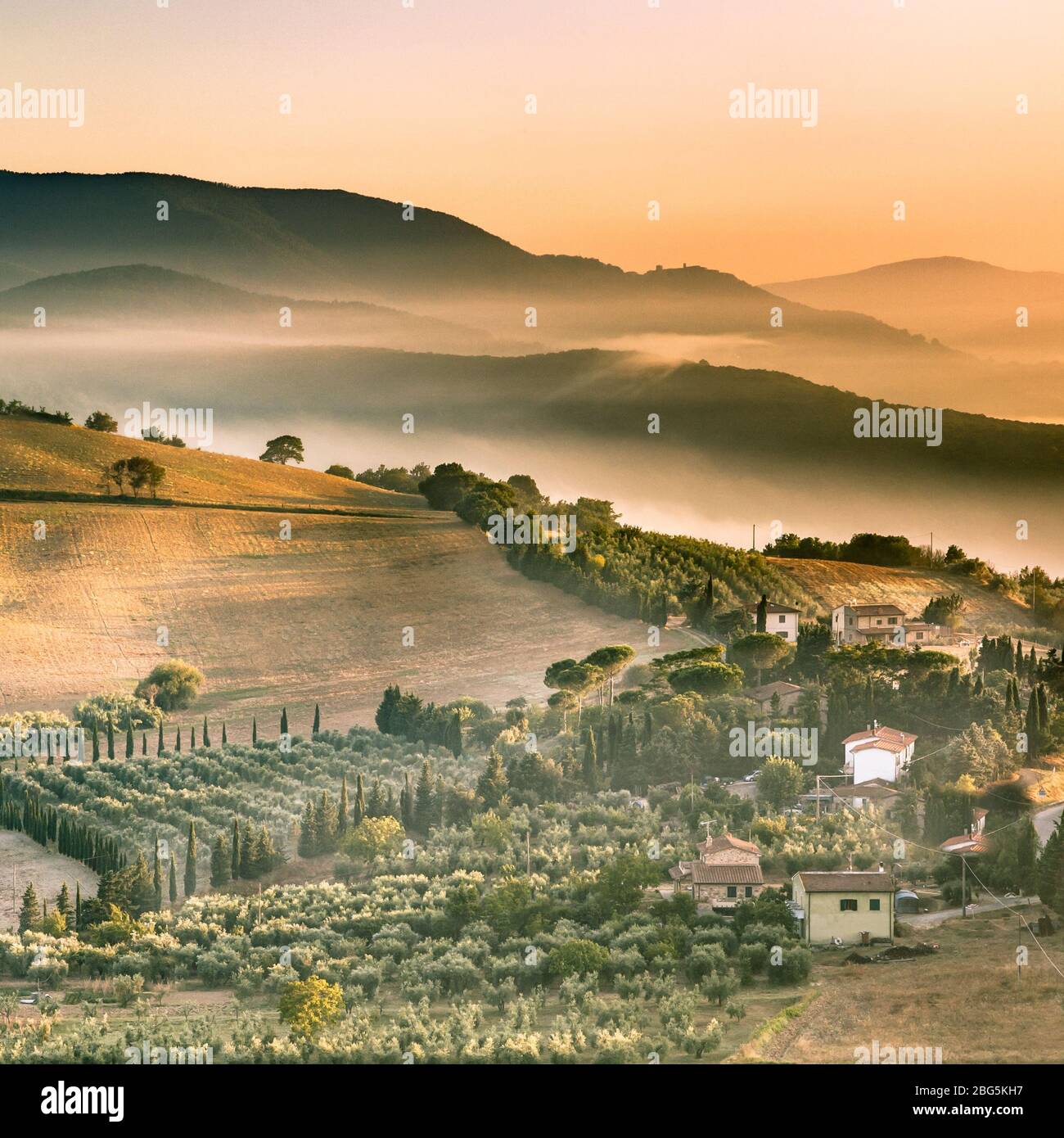 Tuscan village hi-res stock photography and images - Alamy