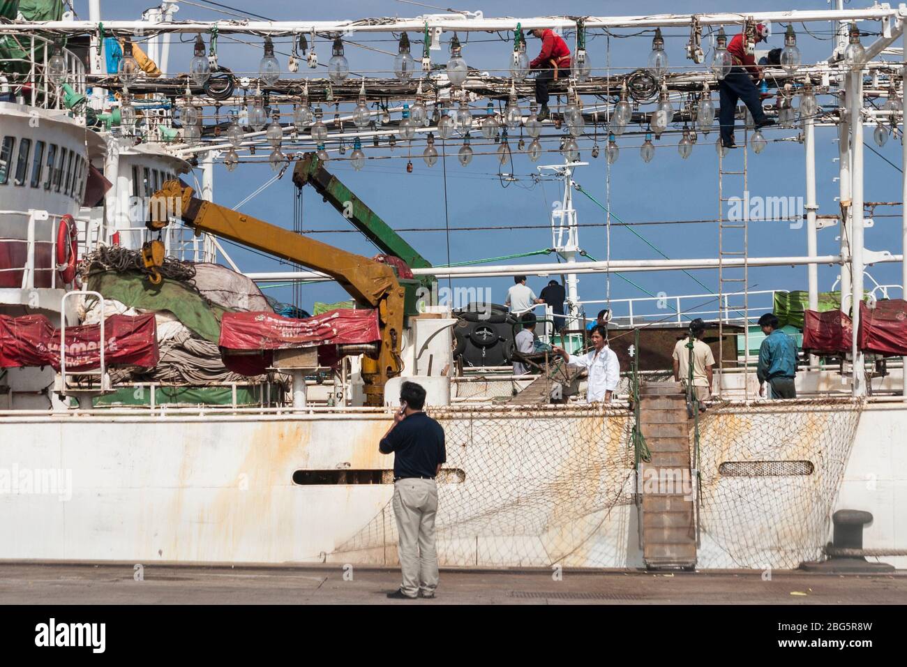 Crew working on Chinese fishing trawler in port Stock Photo - Alamy