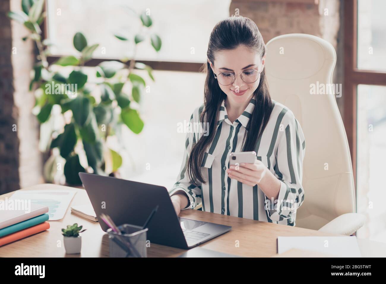 Connection distant hi-res stock photography and images - Alamy