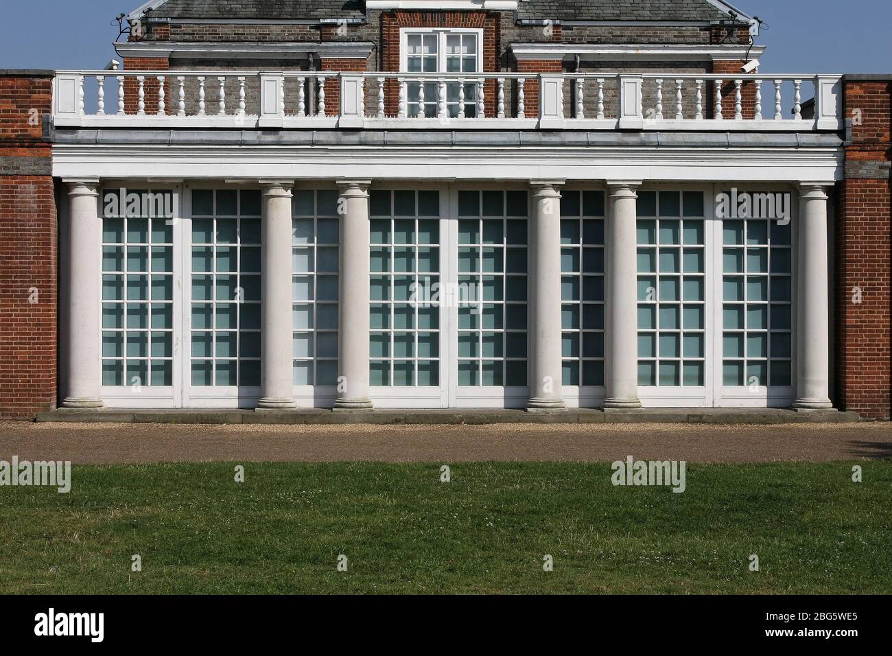 White stone pillars hi-res stock photography and images - Alamy