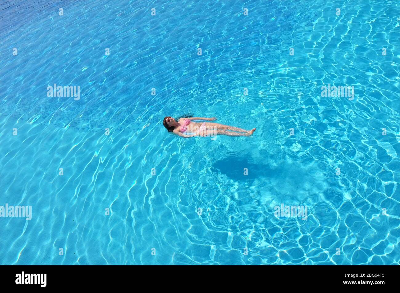 Relaxing in swimming pool Stock Photo - Alamy