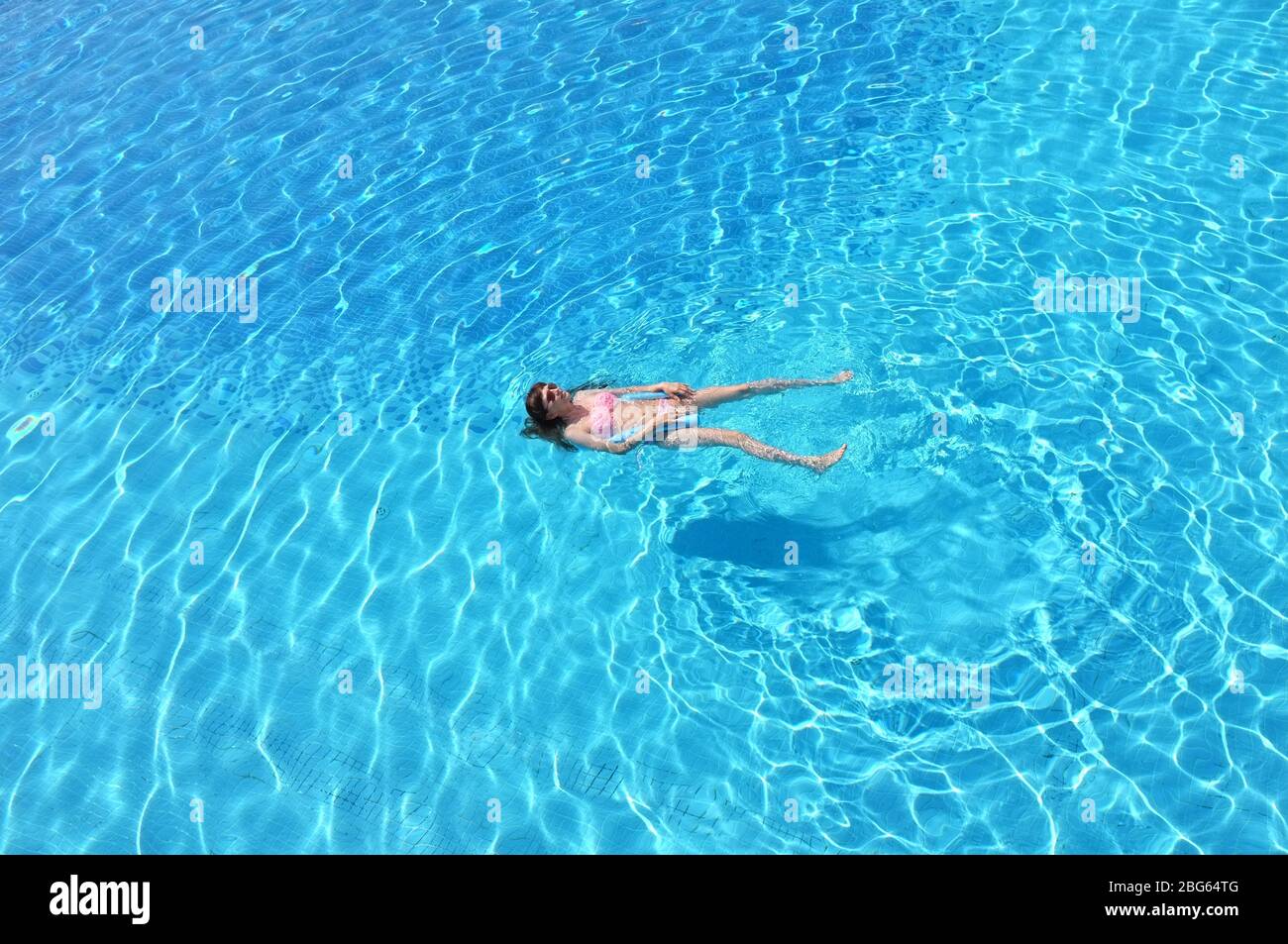 Relaxing in swimming pool Stock Photo - Alamy