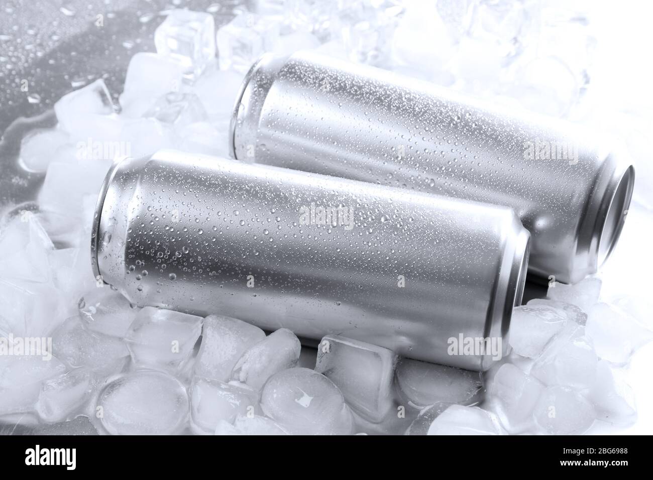 Metal cans beer ice hi-res stock photography and images - Alamy