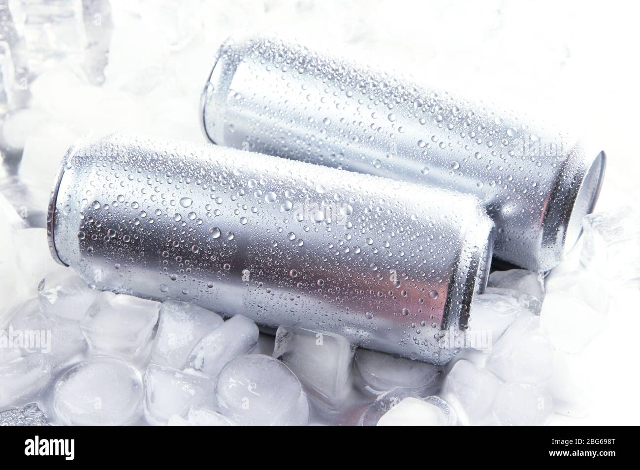 Metal cans beer ice hi-res stock photography and images - Alamy