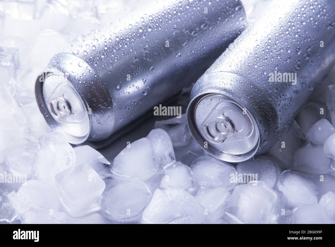 Tin cans ice cubes hi-res stock photography and images - Alamy