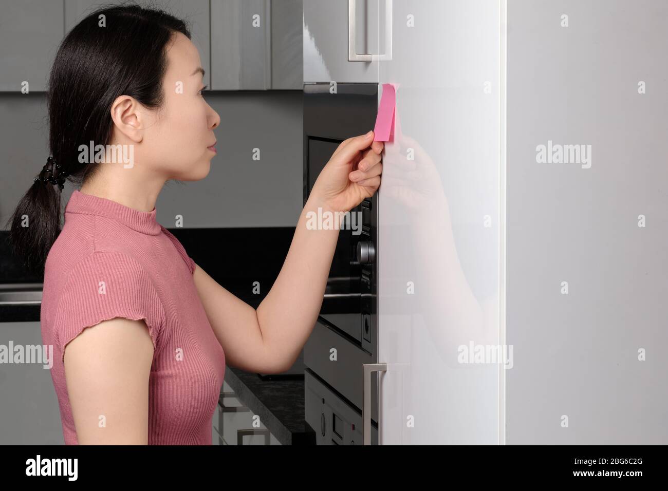 Sticky note fridge hi-res stock photography and images - Alamy