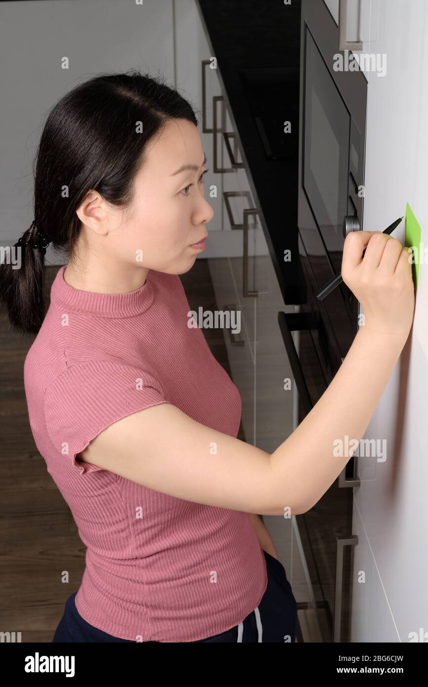 Reading note fridge hi-res stock photography and images - Alamy